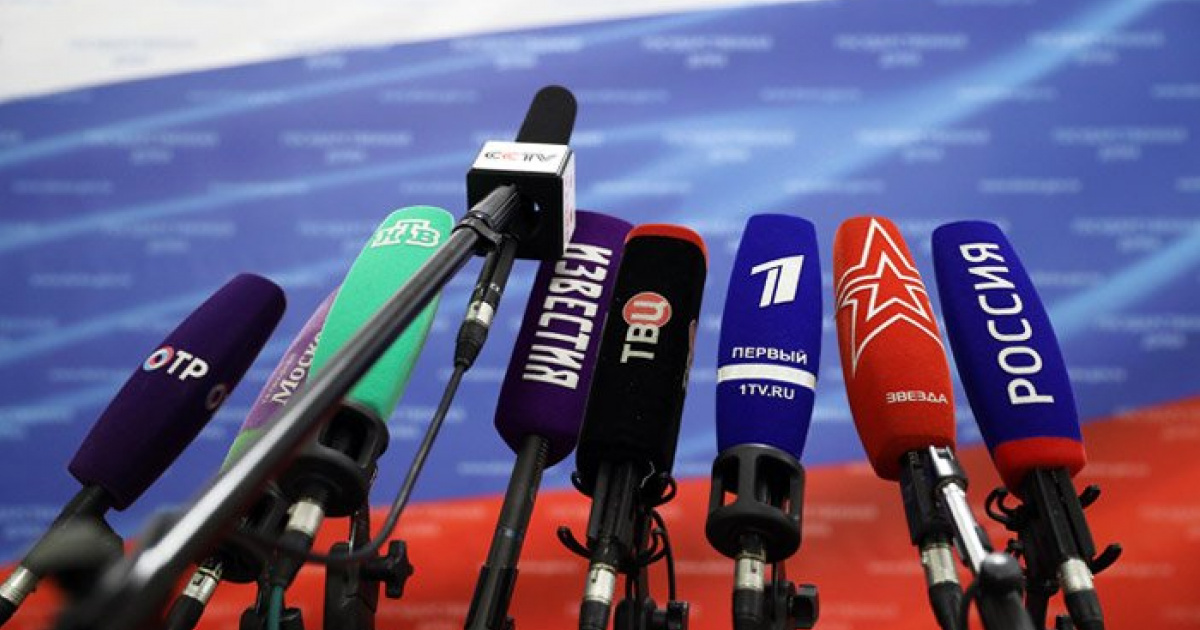 Rossiya 24 propagandists draw Latin alphabet letters on projectiles and ...