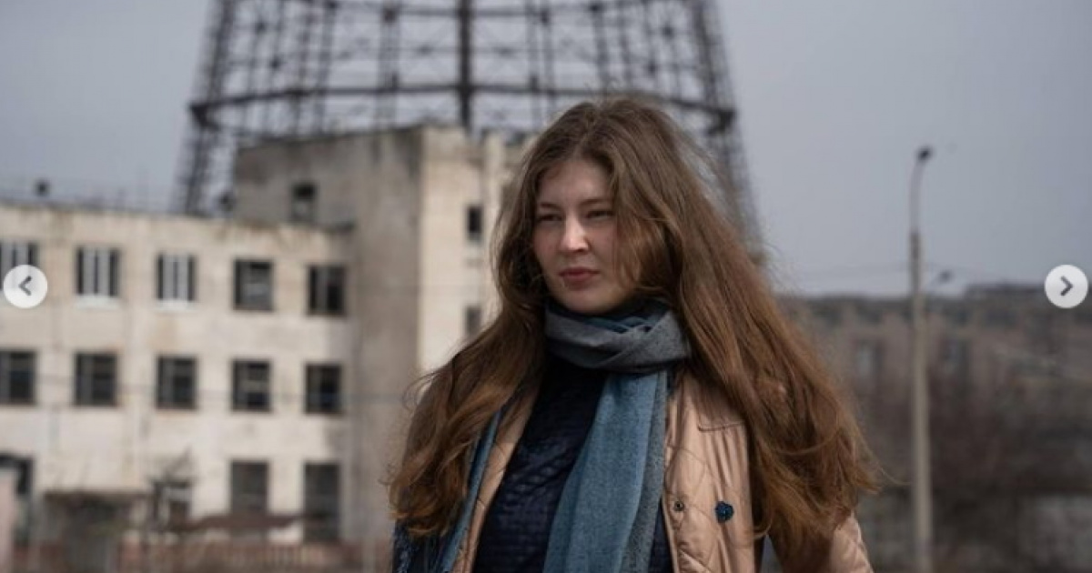 Russian blogger poses for photos on the ruins of Severodonetsk, steals ...